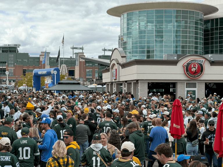 D2 Sports Pub: Lambeau's Premier Game Day Destination